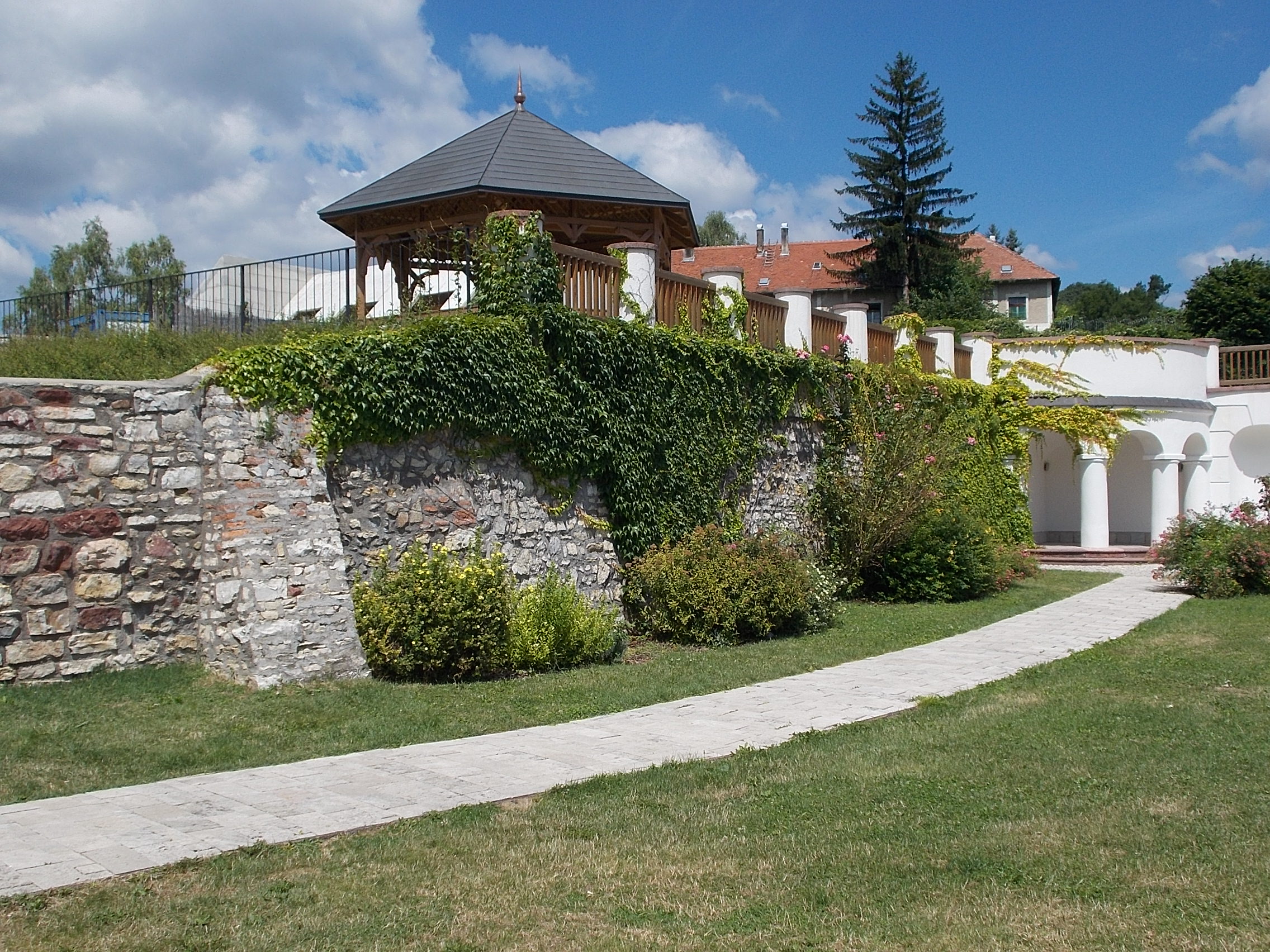 Hogyan építsünk kerti utakat? Hasznos tippek és információk (x) – Coloré