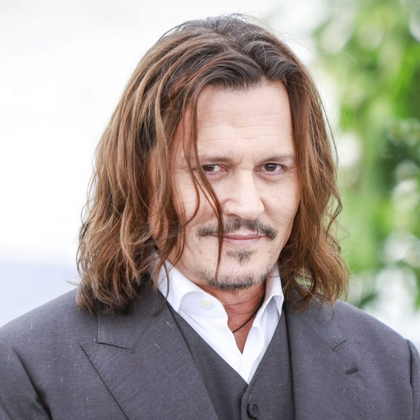 Nehezen gyógyul Johnny Depp sérülése – még mindig bottal jár a színész ...