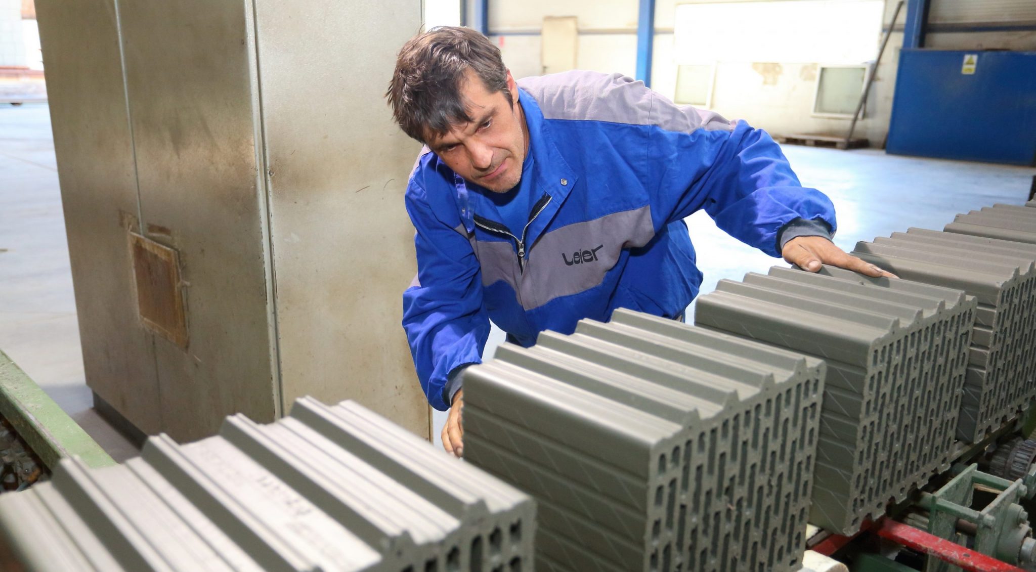 A sokezer éves tégla az új modern (x) – Coloré